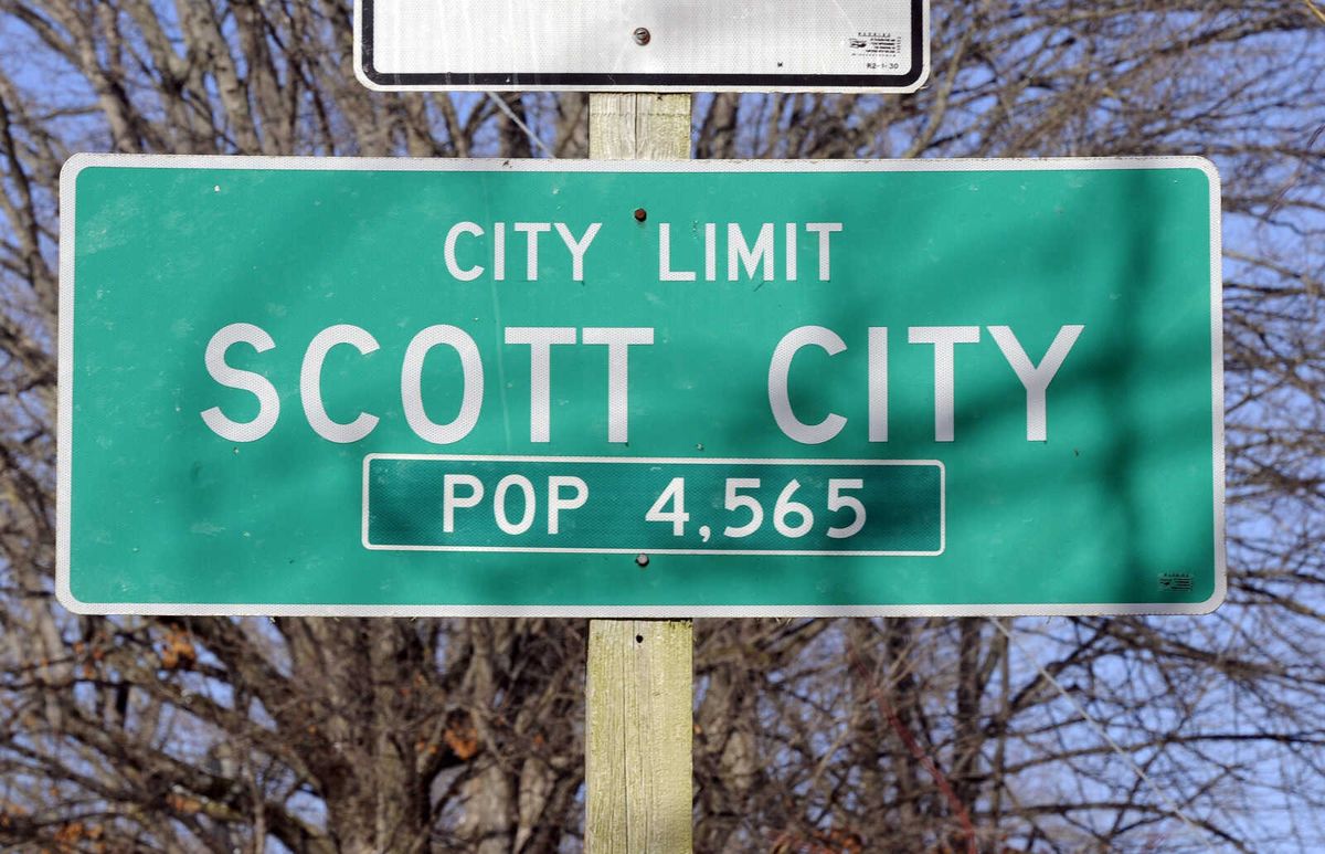 Bomb threat empties Scott City convenience store