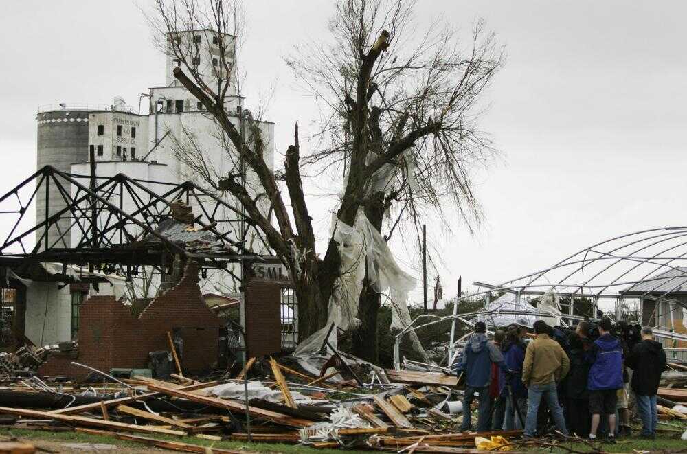 Searchers dig through wreckage left by F5 tornado