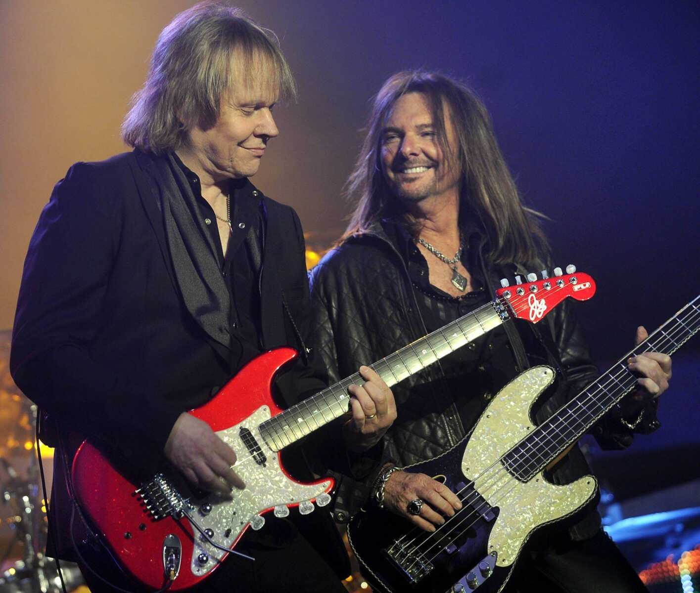 Rock fans ride the storm out with Styx, REO Speedwagon