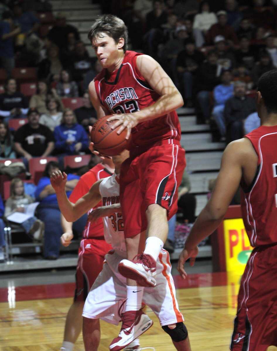 Jackson leans on bigs to overpower Advance