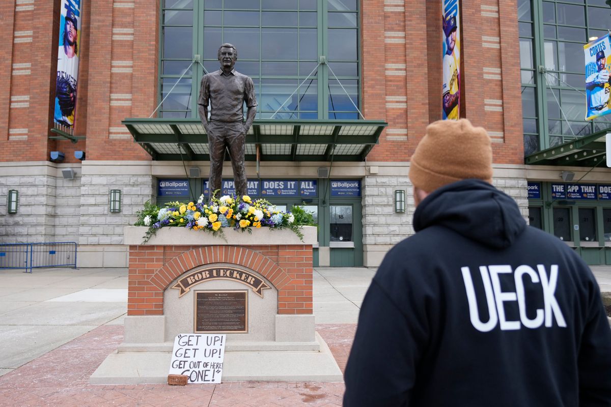 Milwaukee pays tribute to Bob Uecker in Brewers' first home game since...
