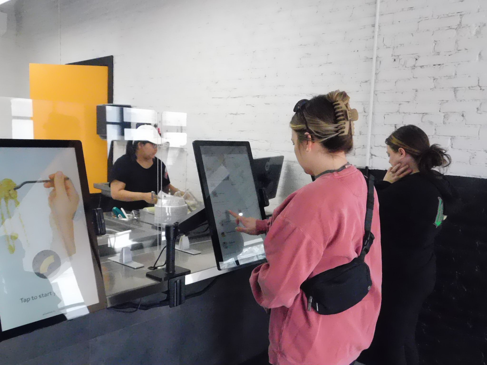 Roni’s Mac Bar, restaurant known for social media videos, opens Cape G...