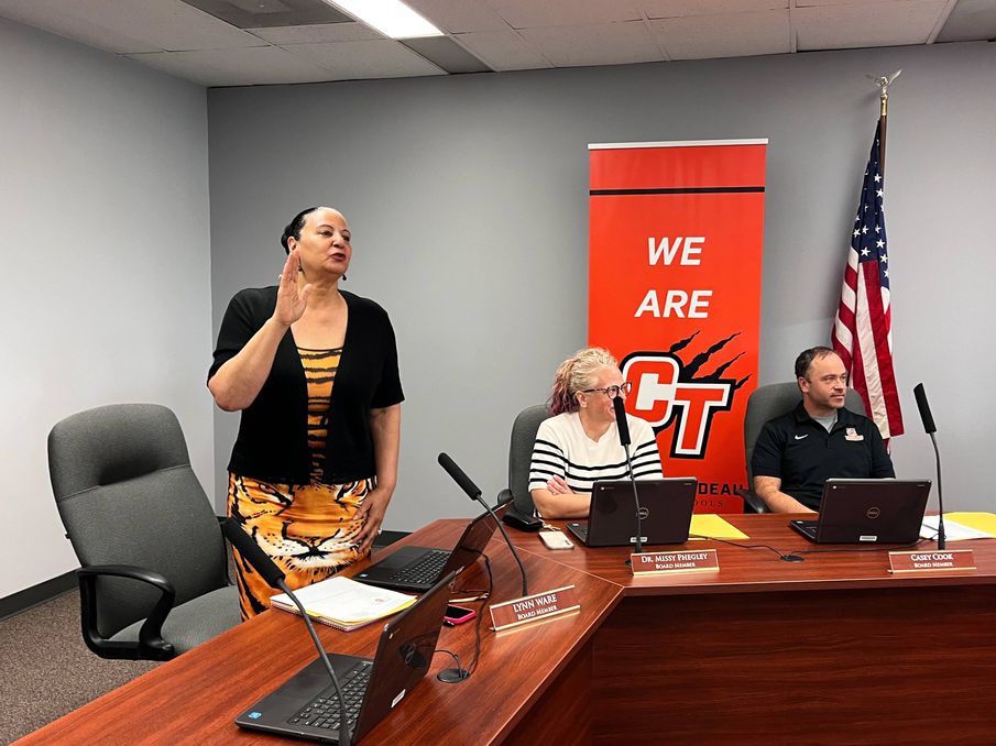 Cape Girardeau school board swears in new members, elects new officers