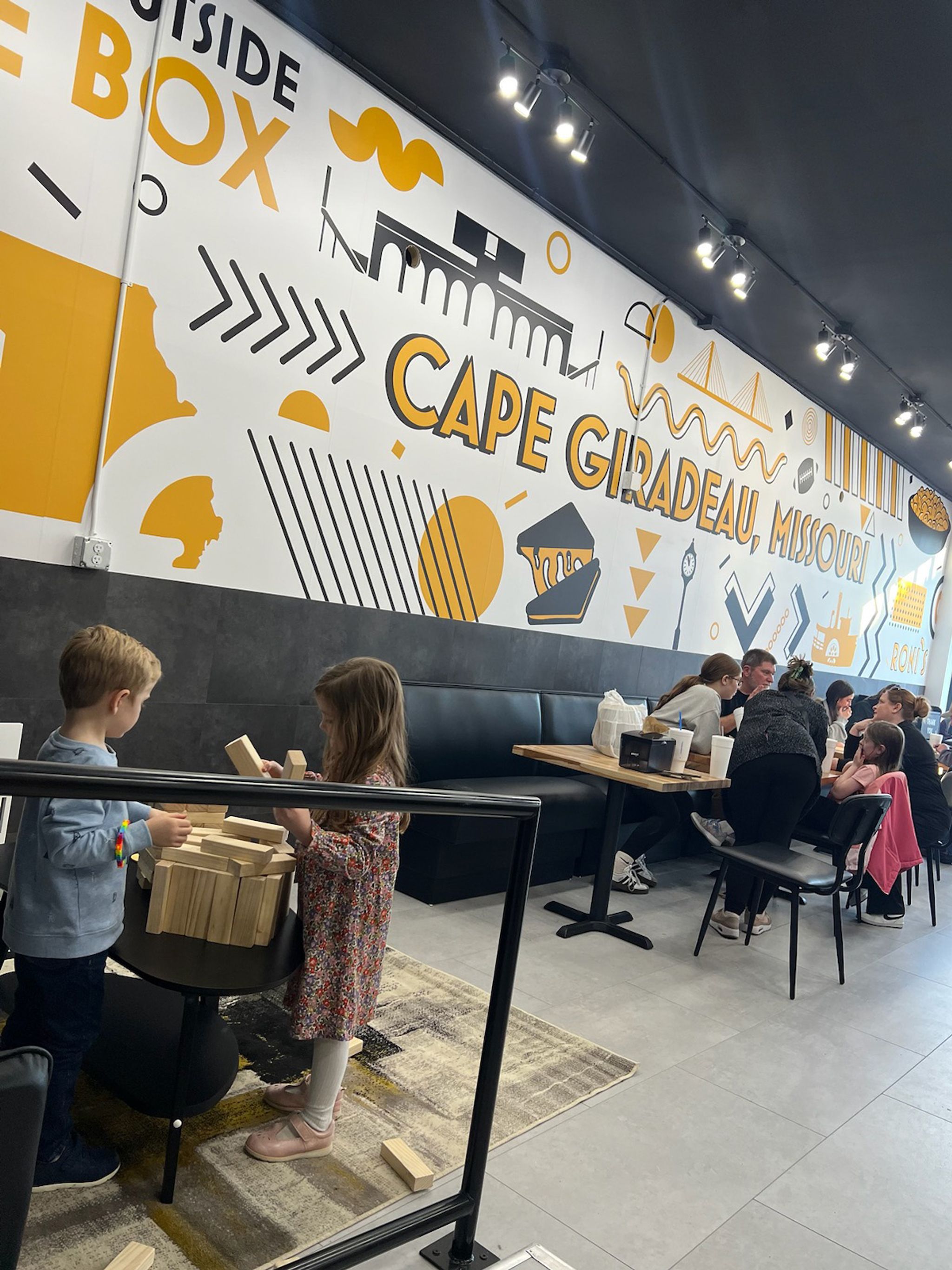 Ask a foodie: Roni’s Mac Bar: Thinking Outside the Box on Broadway