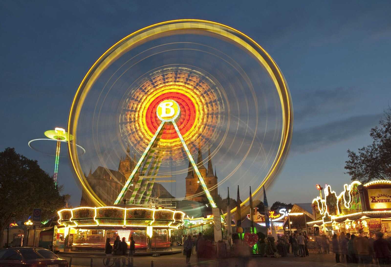 Largest transportable Ferris wheel lights up German Oktoberfest