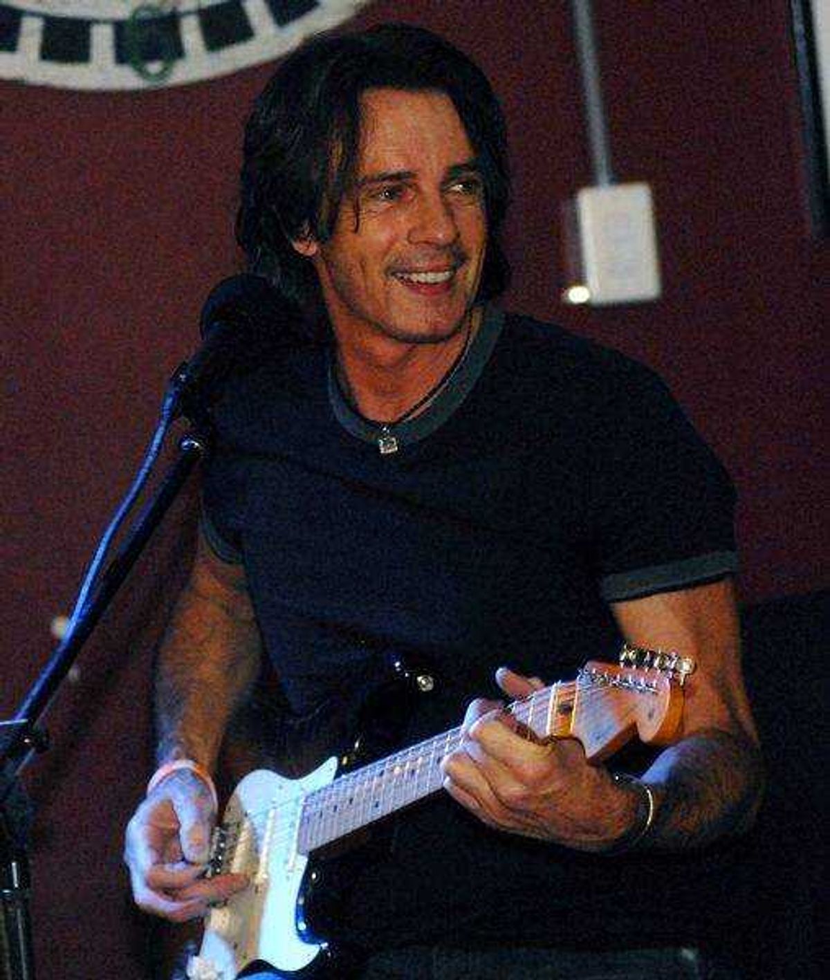Rick Springfield sings for Sahara's legacy