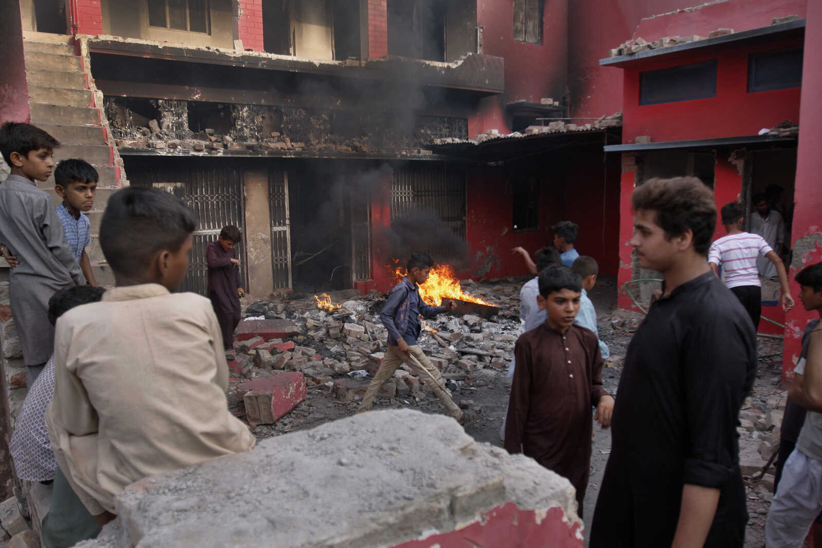 Muslim mobs attack churches in eastern Pakistan after accusing Christi...