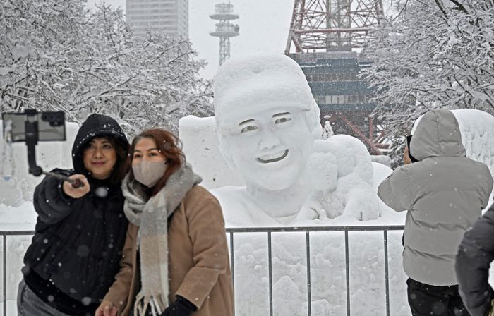 Heavy snow hits northern Japan, disrupting daily life