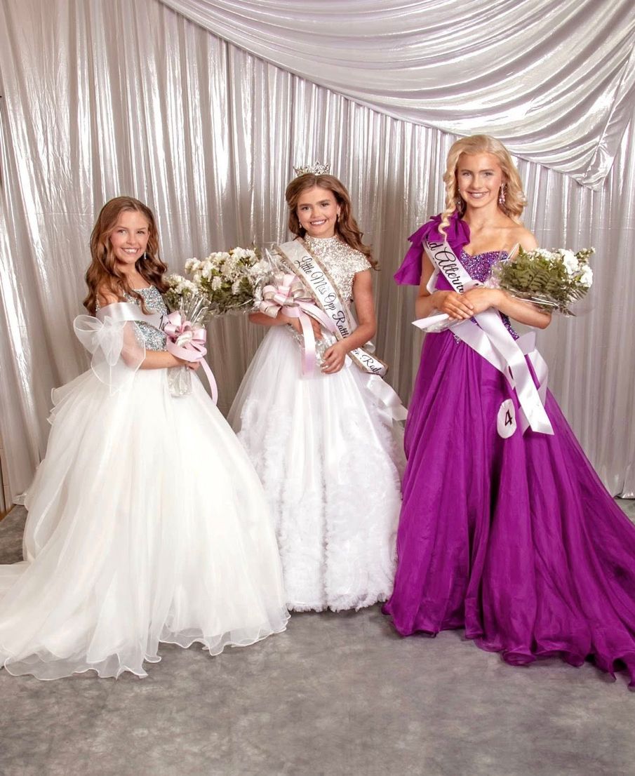 RODEO CROWNS QUEENS