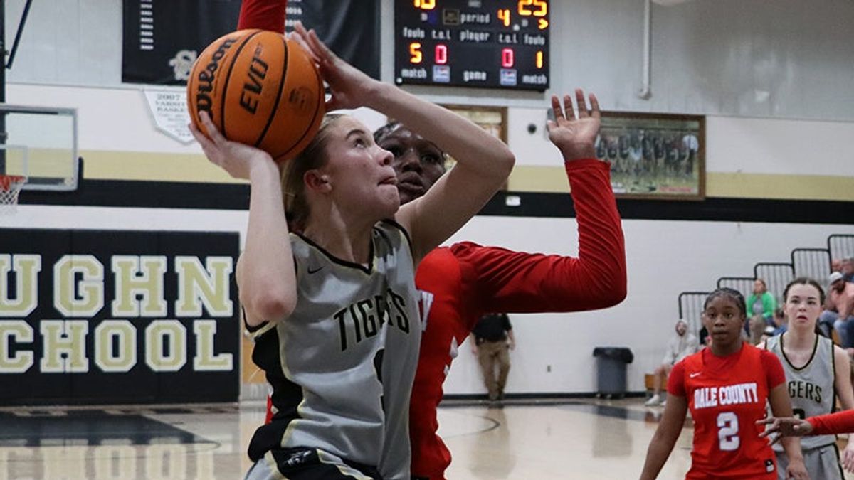Straughn makes early lead stand in sub-regional win over Dal...