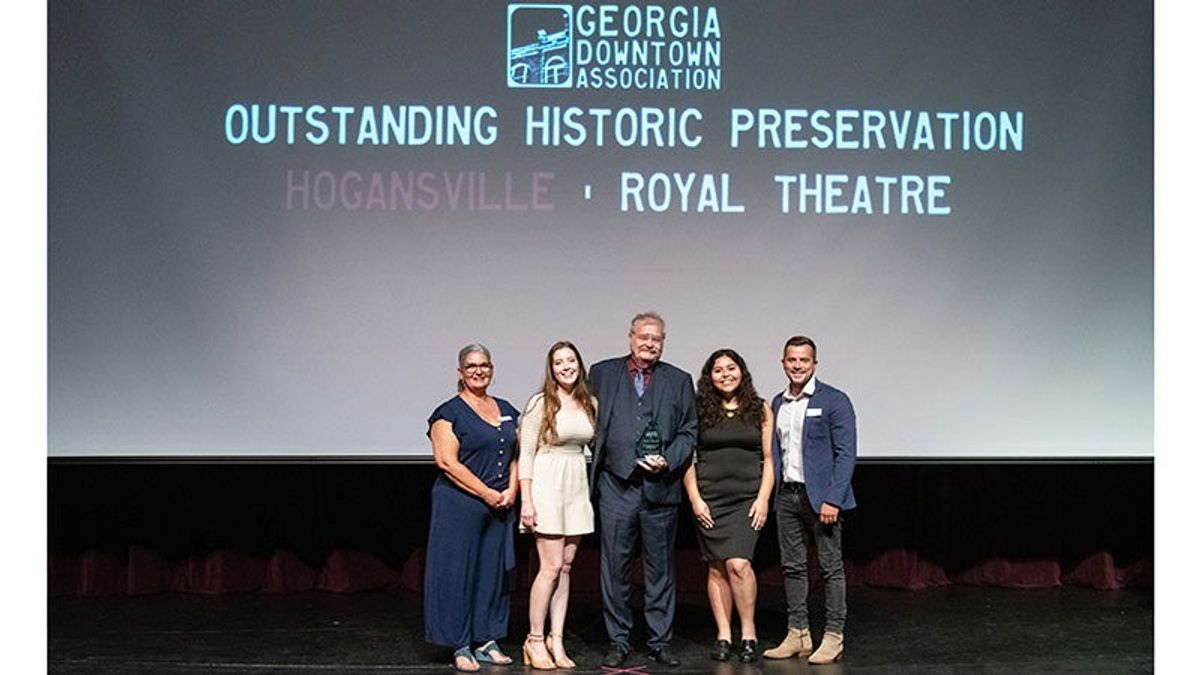 Hogansville swears in Baswell, contracts for new theater spi...