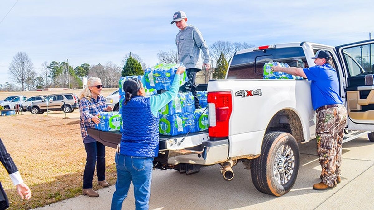 Oakside Baptist Church gives out supplies to tornado victims