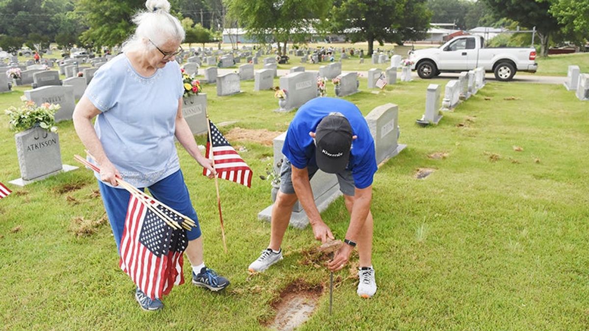 Veterans Council seeking volunteers to place flags at Shadowlawn Cemet...