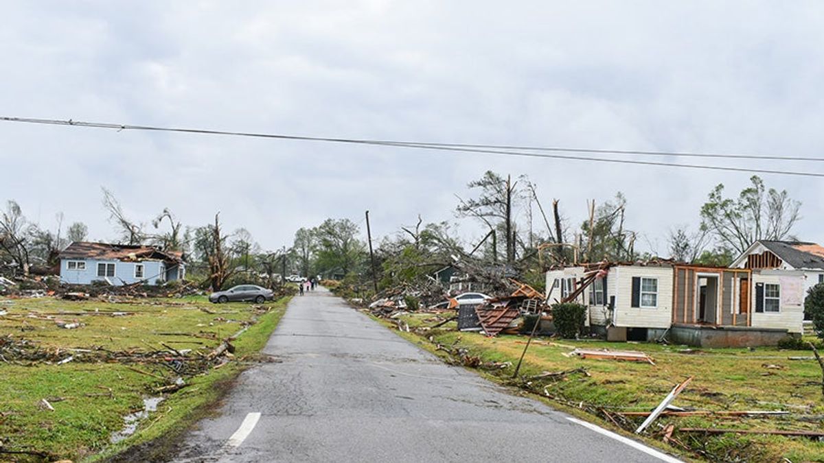 West Point residents pick up the pieces after Sunday's torna...