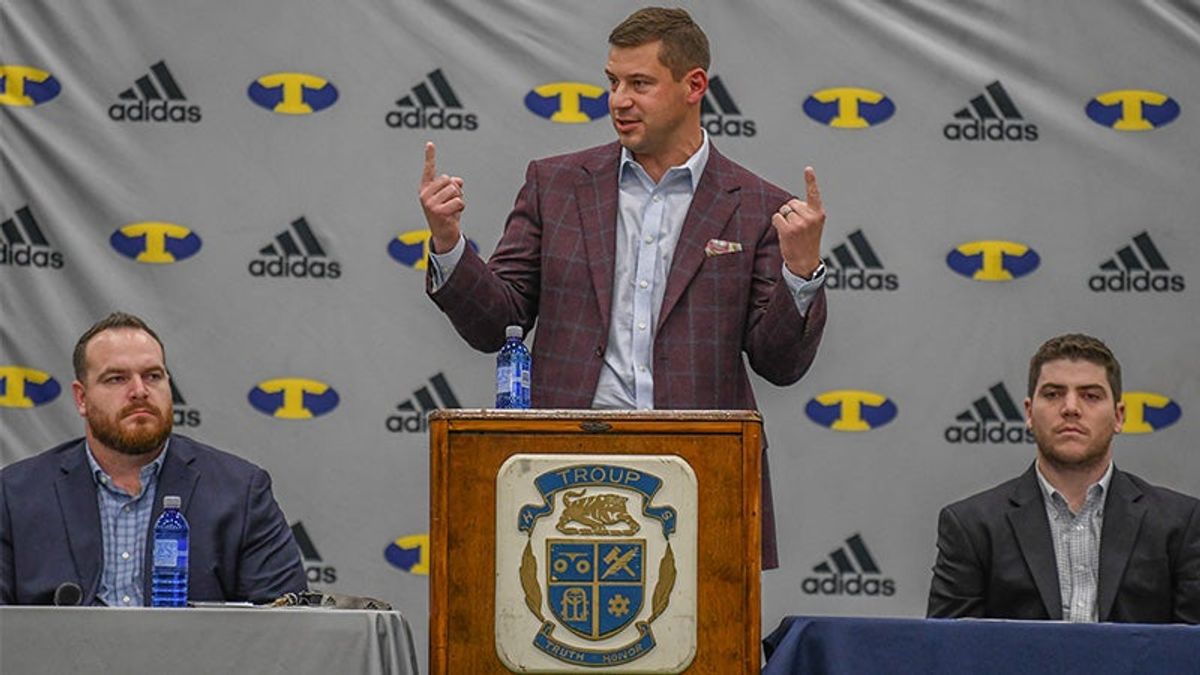Troy coach Jon Sumrall speaks at Troup football banquet