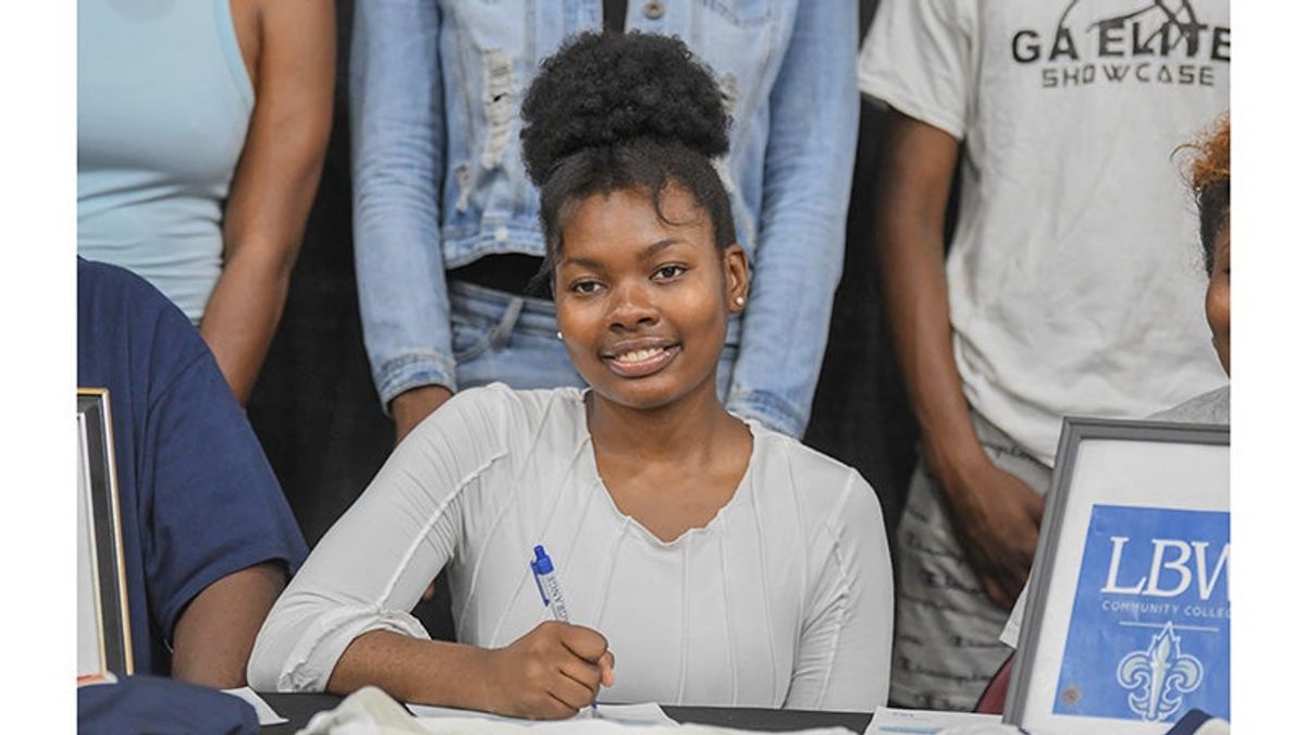 Tesia Garrett-Hammett signs to play basketball at the next l...