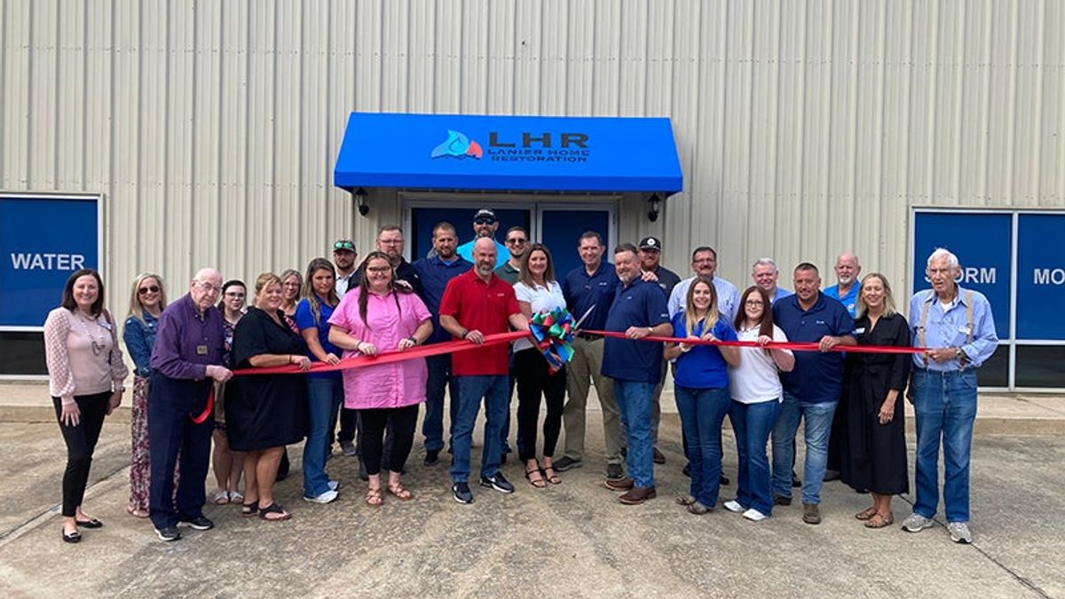 Chamber cuts ribbon on Lanier Home Restoration
