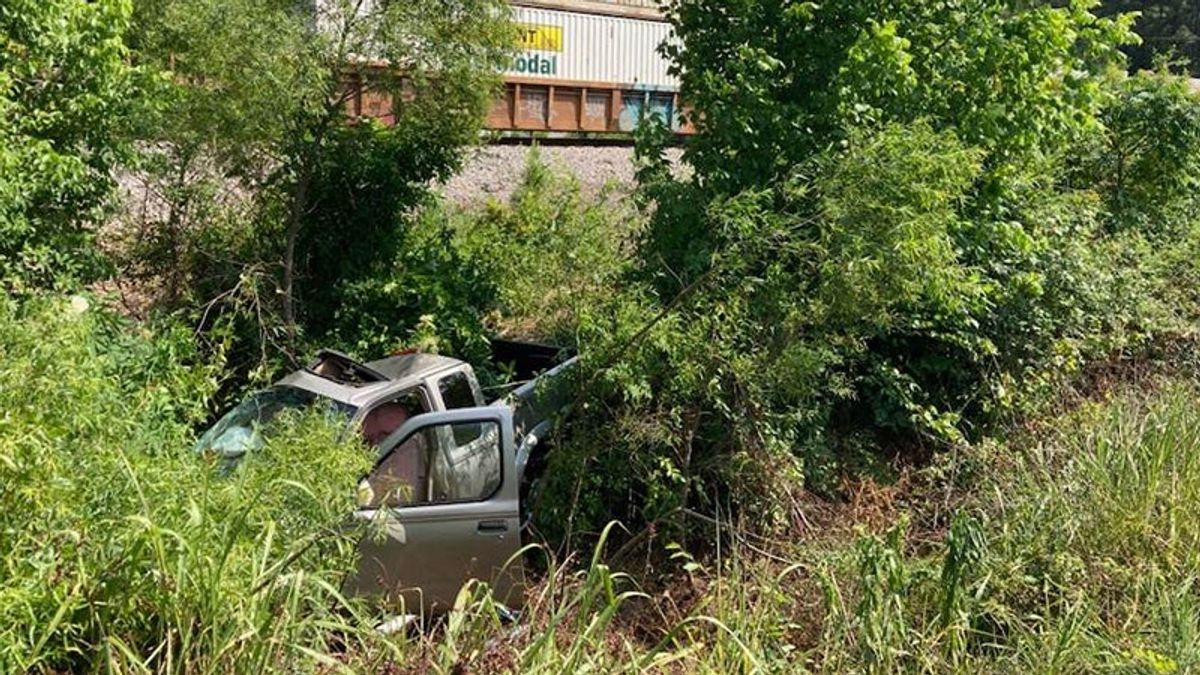 Truck hit by train at crossing on Hogansville Road, victim a...