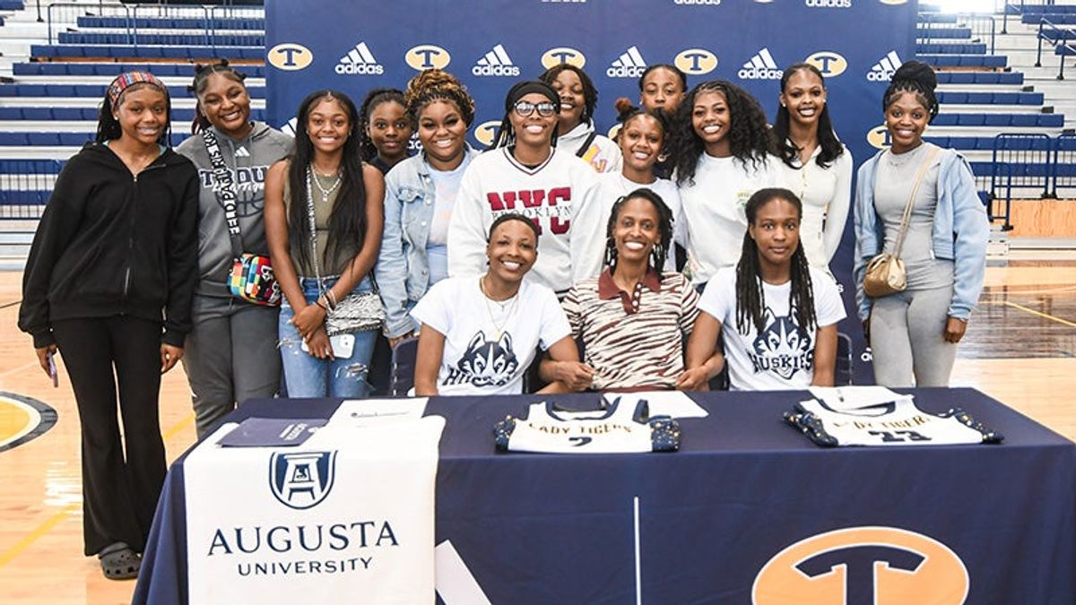 Daniel and Williams sign to continue basketball careers toge...