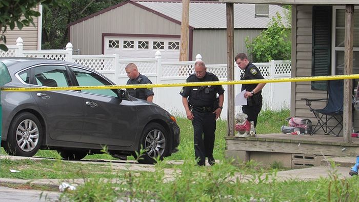 One shot during struggle with gunmen on Mason Street