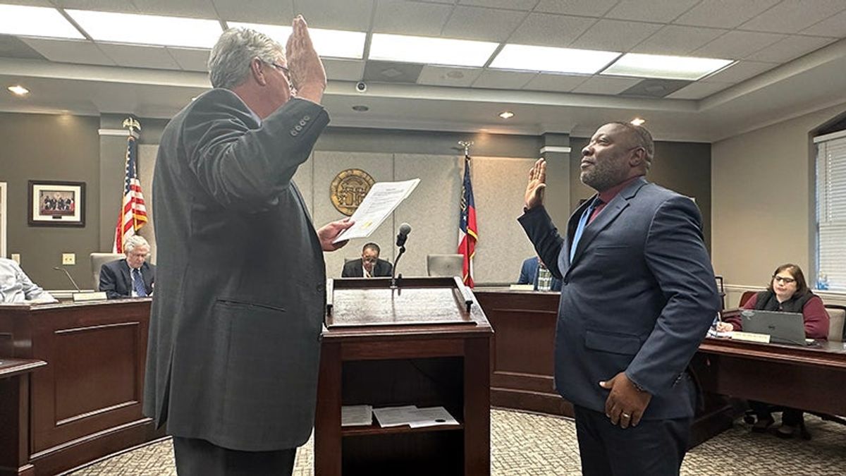 City swears in council members, makes annual appointments