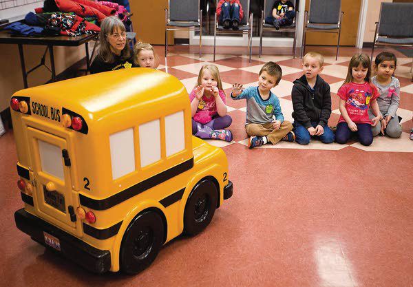Moscow preschoolers meet (Buster) the bus (w/video)
