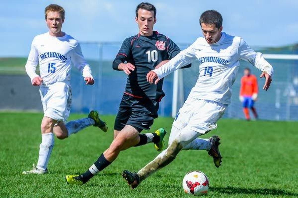 Pullman loses on pair of late goals