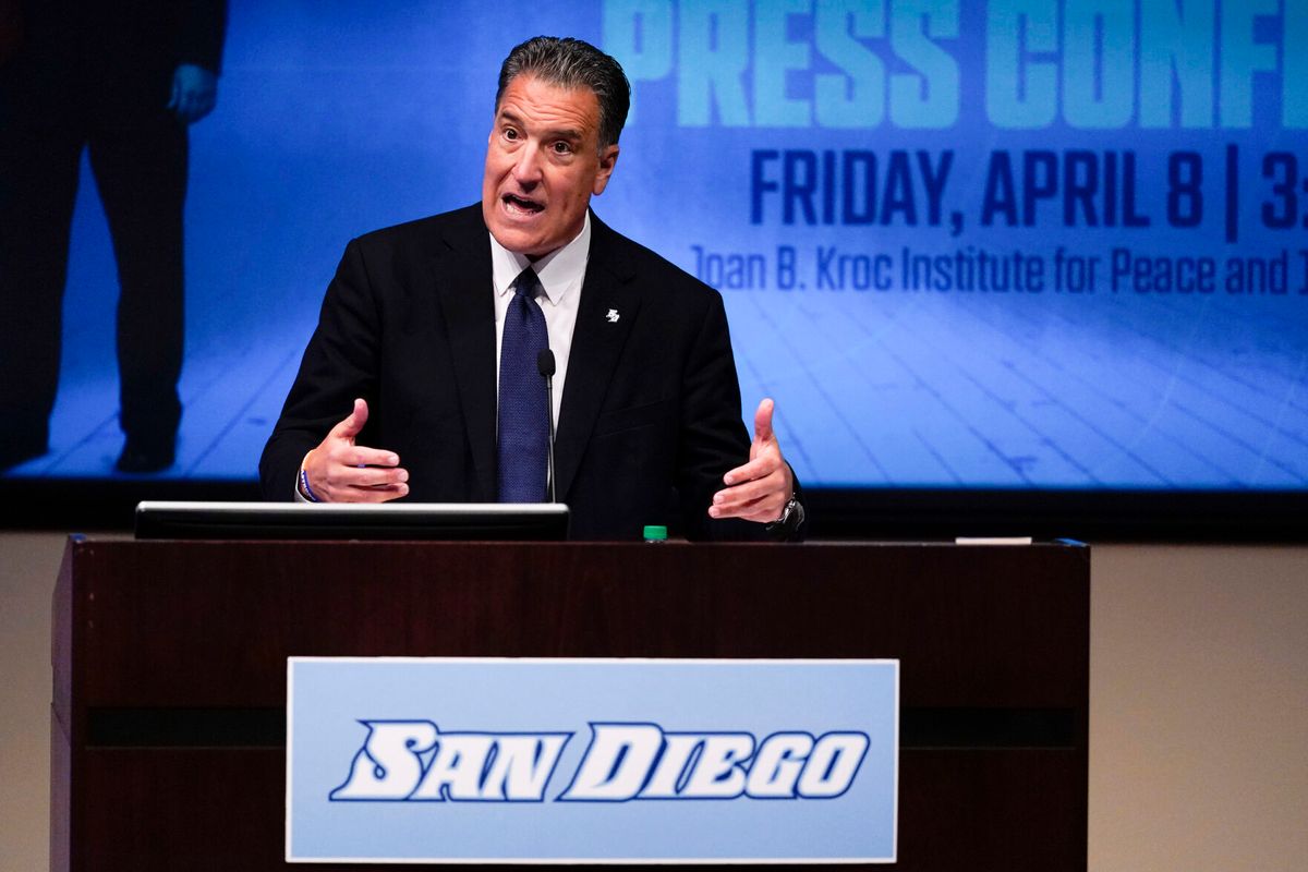 Ex-UCLA coach Lavin returns to bench at San Diego