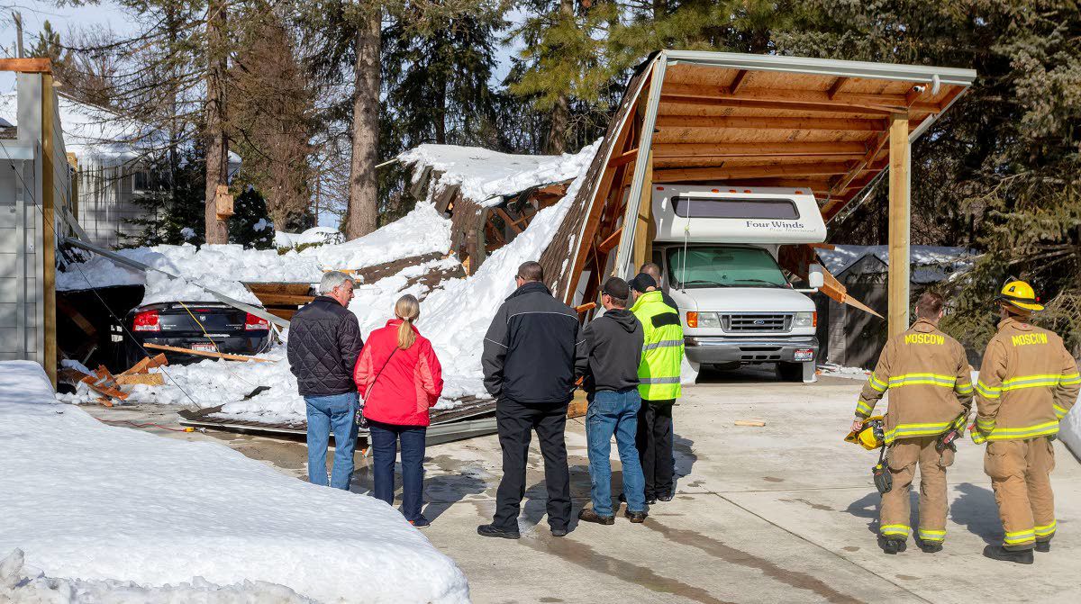 Carport collapses on three vehicles in Moscow