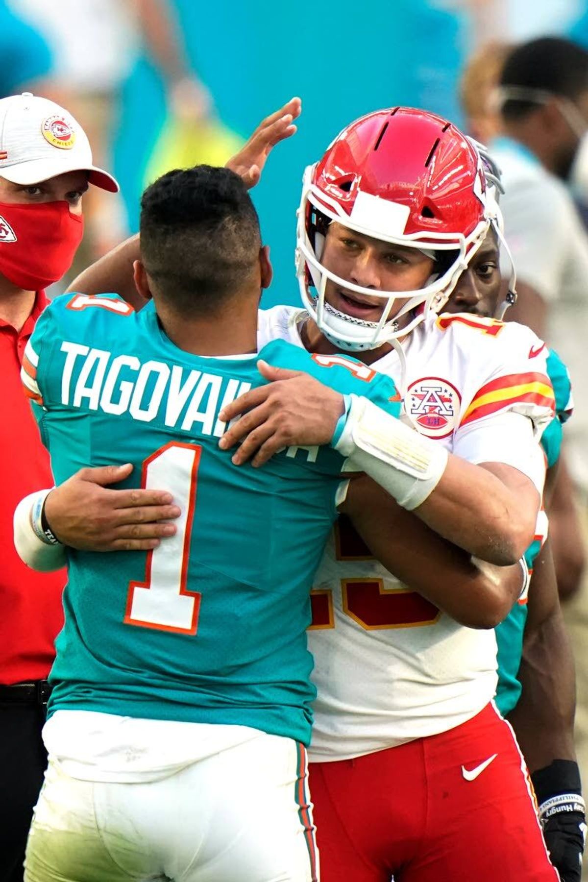 Chiefs clinch division despite 4 turnovers