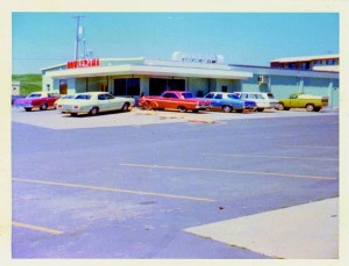 PICTURE OF THE PAST: '70s Bowlerama