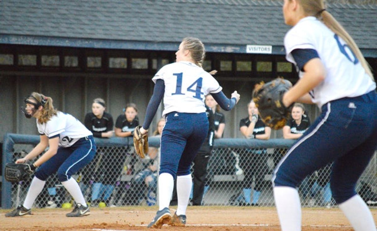 Washington softball coasts through Viking Easter Tournament
