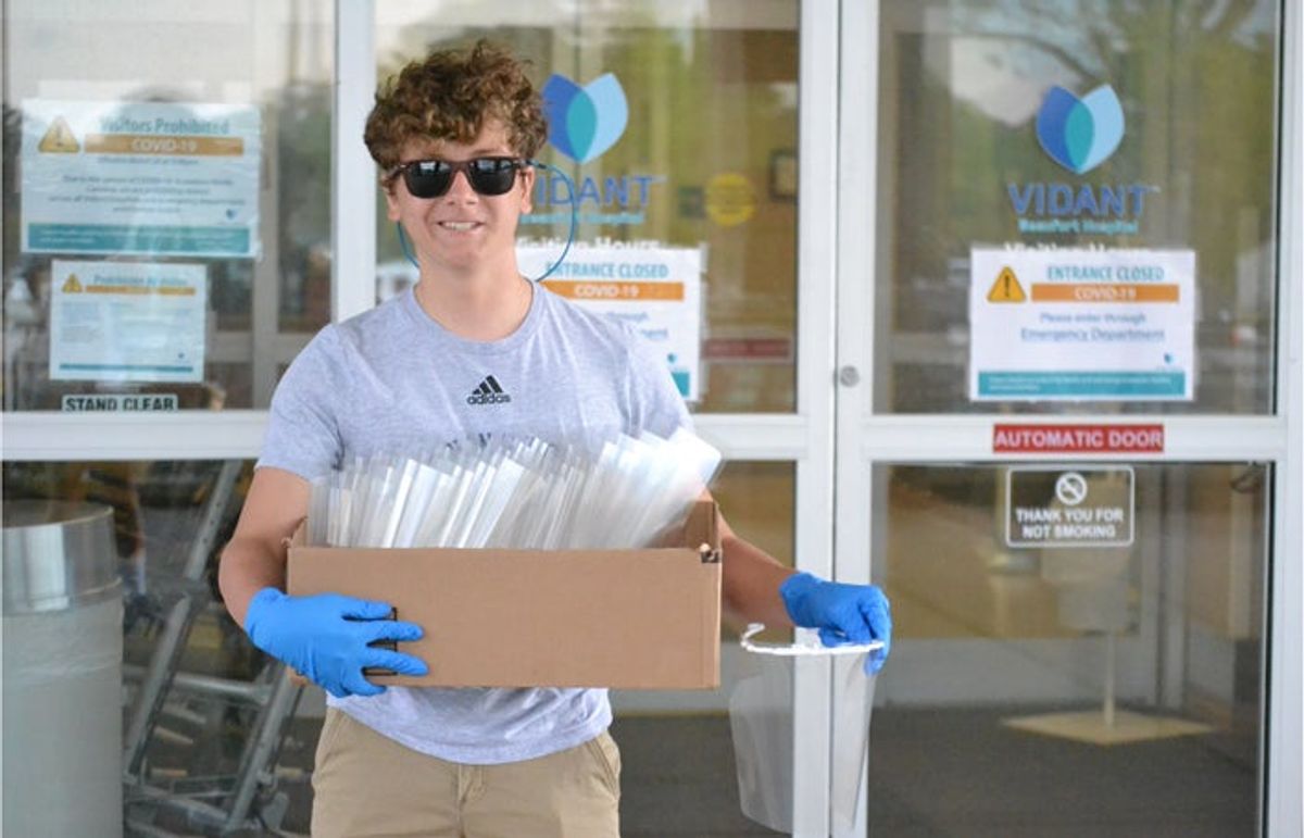 Washington student makes face shields with 3D printer, donates to Vida...