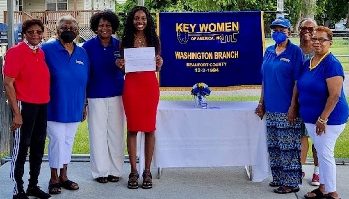 Key Women of America present award