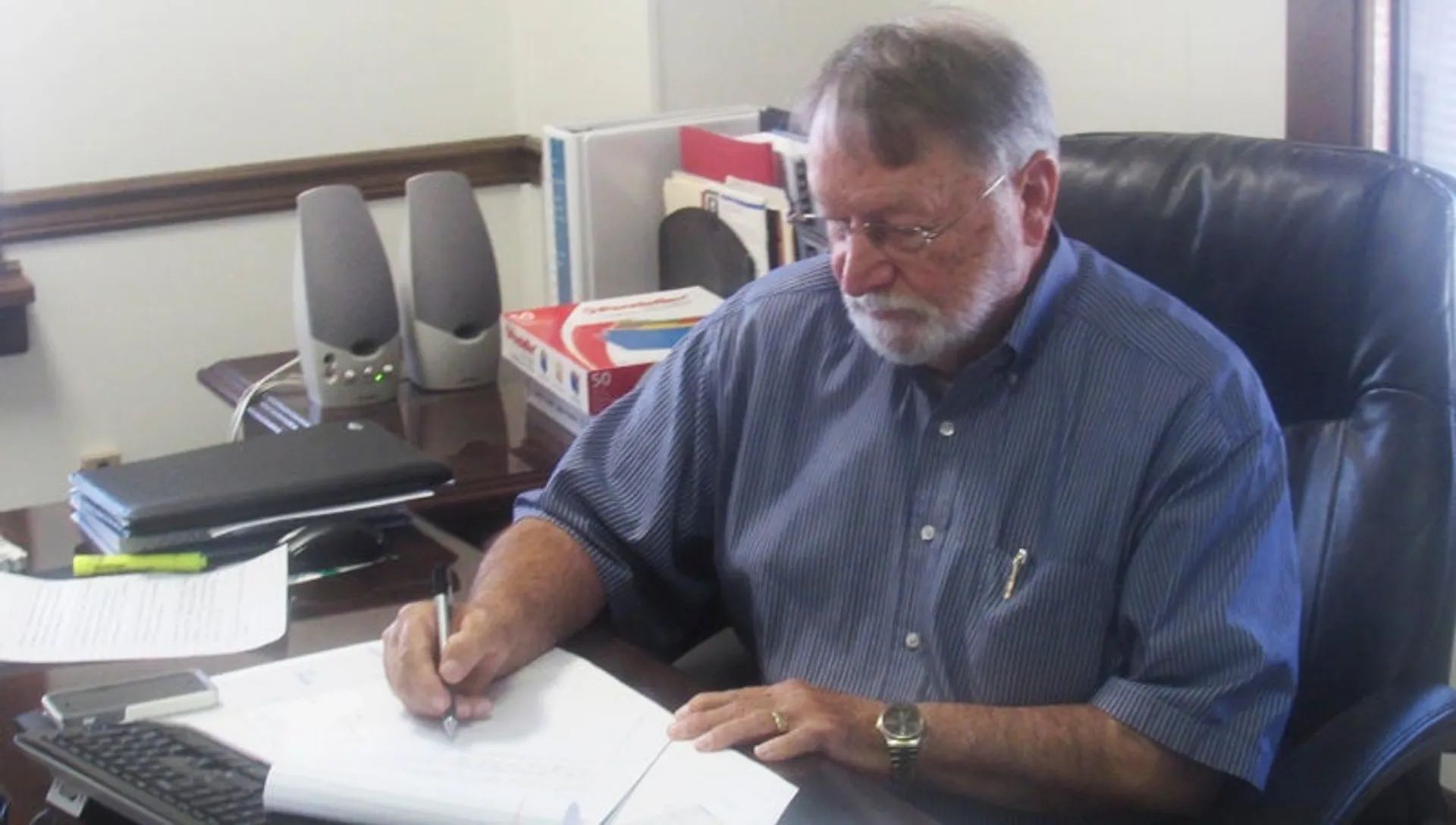 Council hires Bobby Roberson as interim city manager