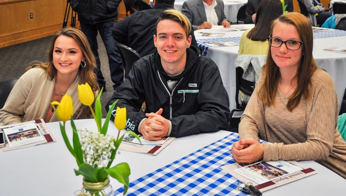 Scholarship recipients dine with donors