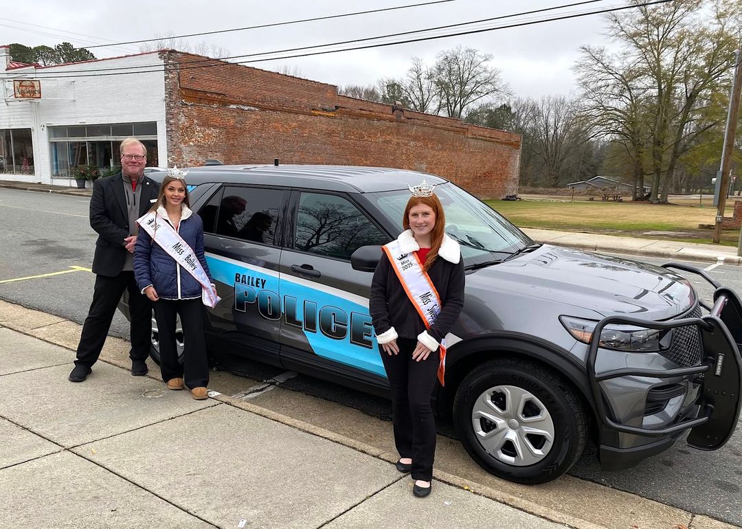 Bailey shows off new police car markings