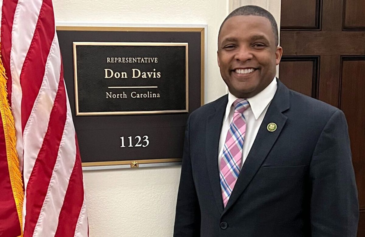 Davis sworn in as Congress convenes new term