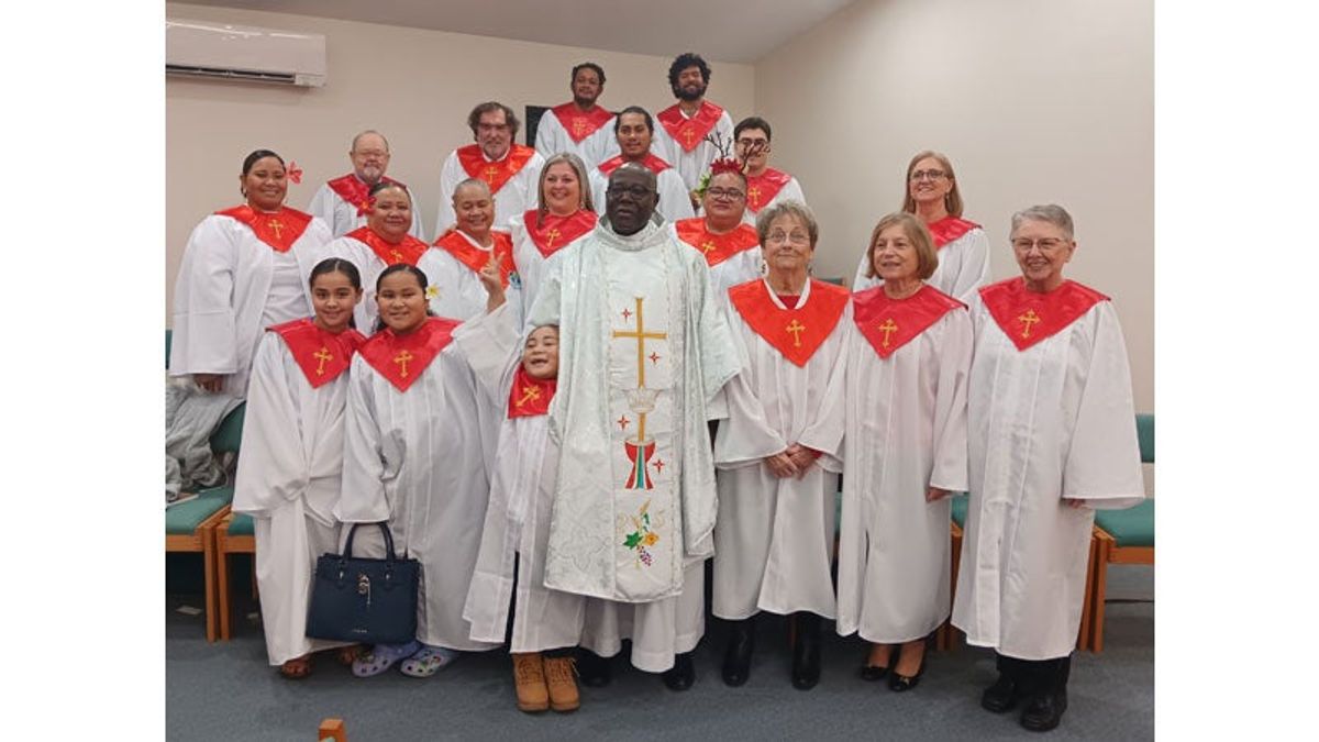 Tupea honors late husband with gift of choir robes