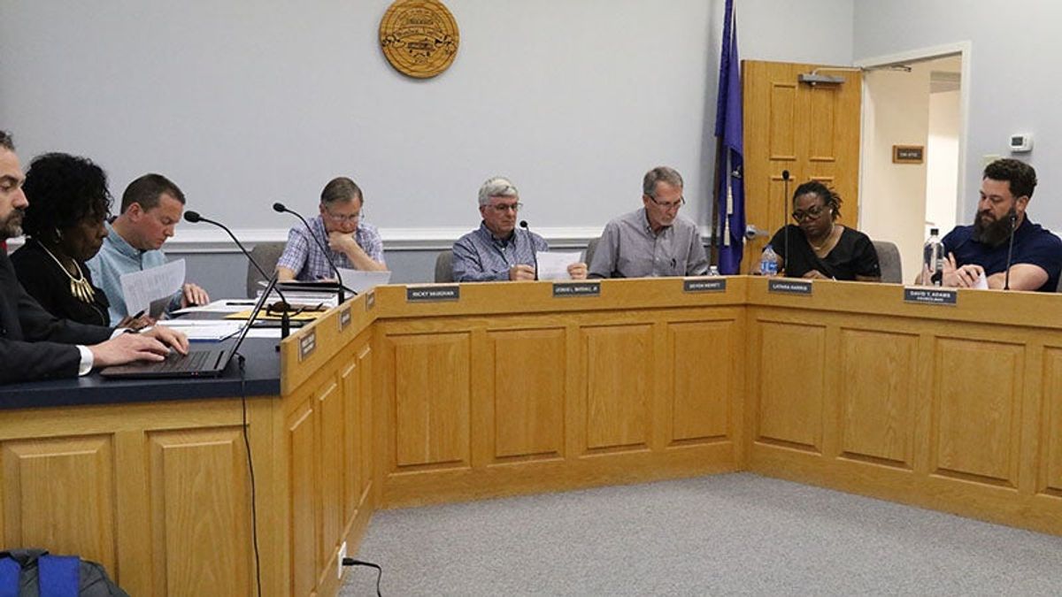 Commission revisits chicken ordinance