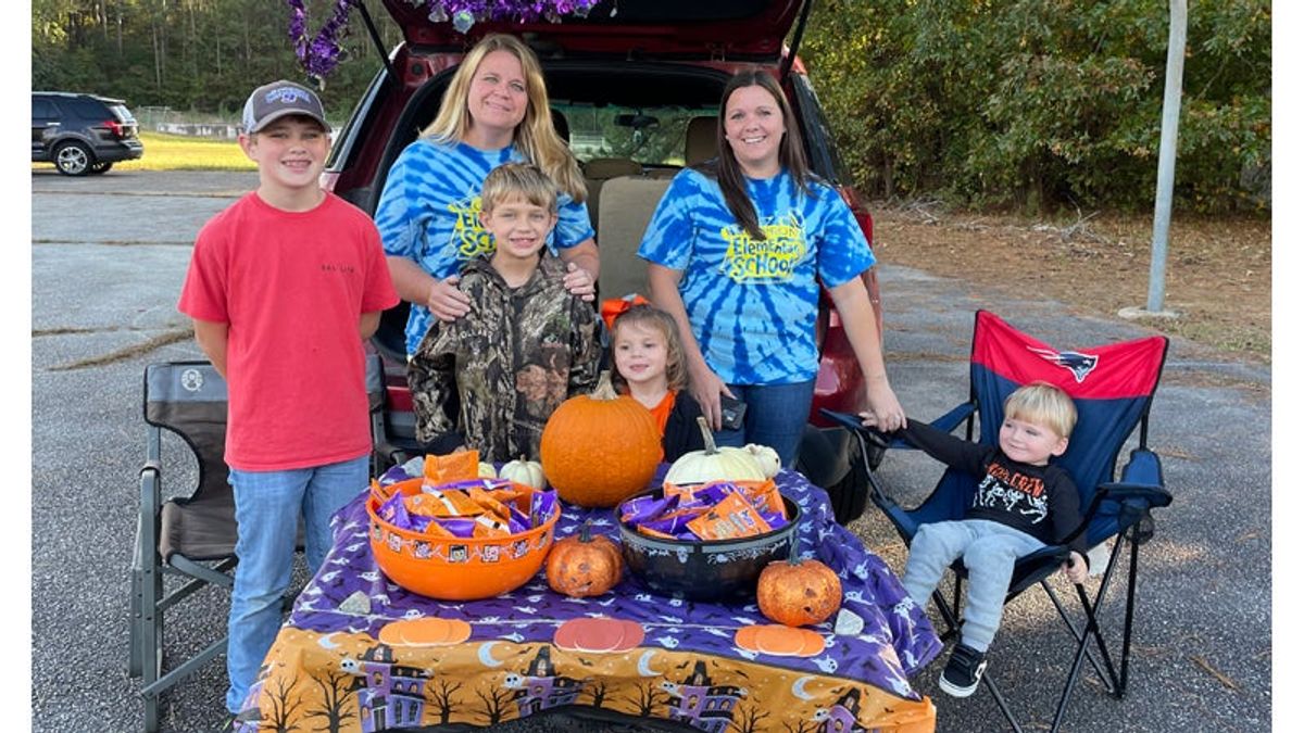 Capron Elementary hosts its first trunk-or-treat