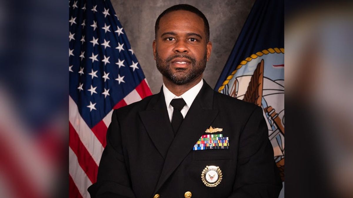 Henderson becomes Commander of local Navy recruitment