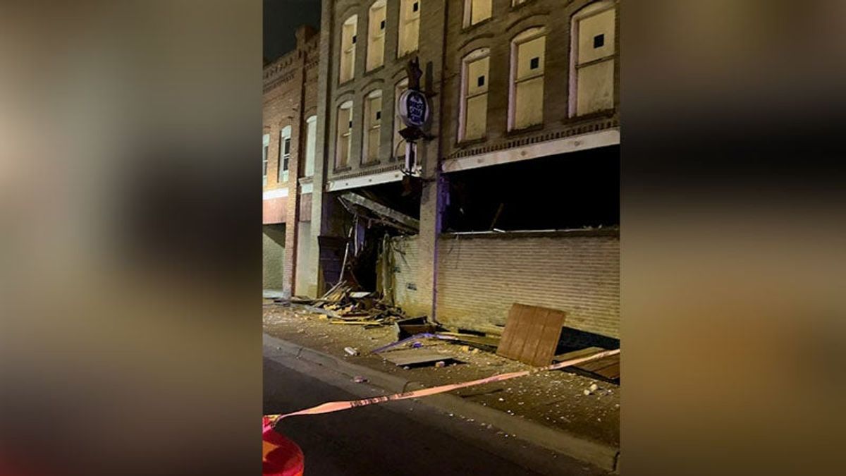 Building collapse leaves three displaced