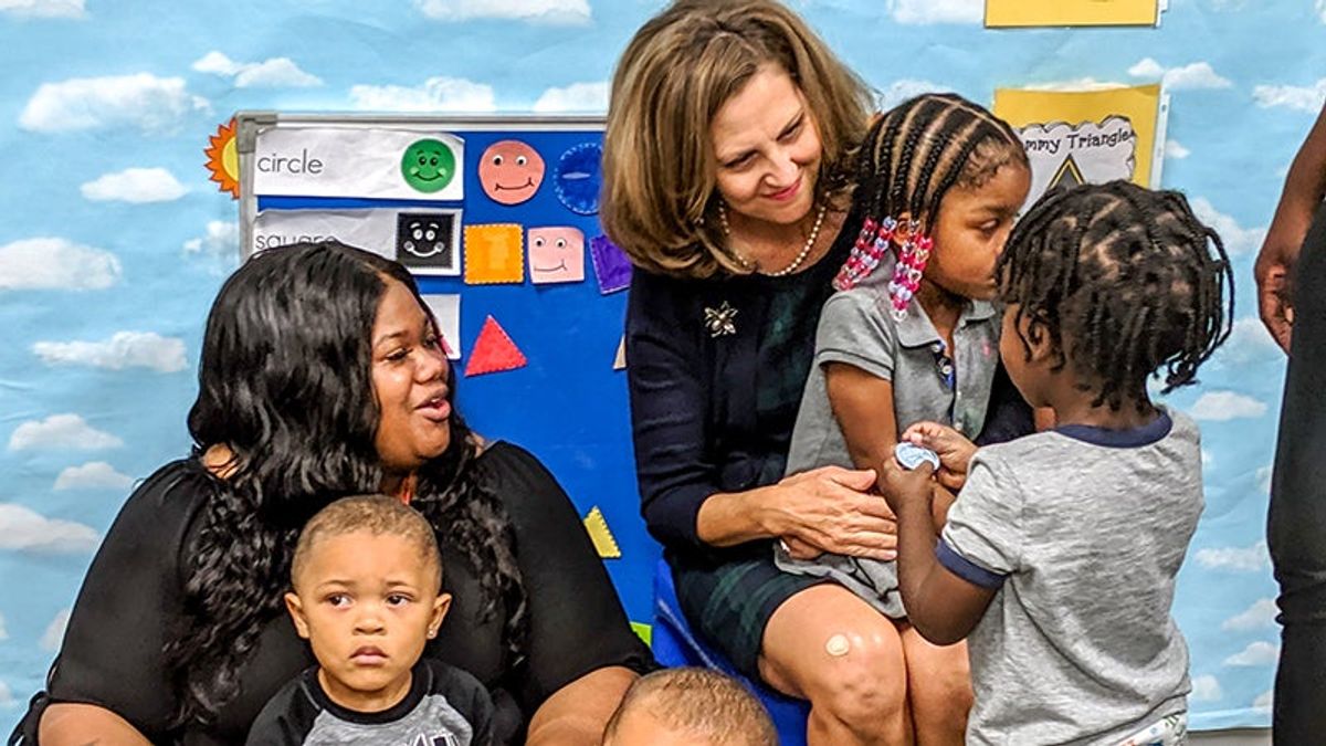 Va. first lady 'streams' into Suffolk