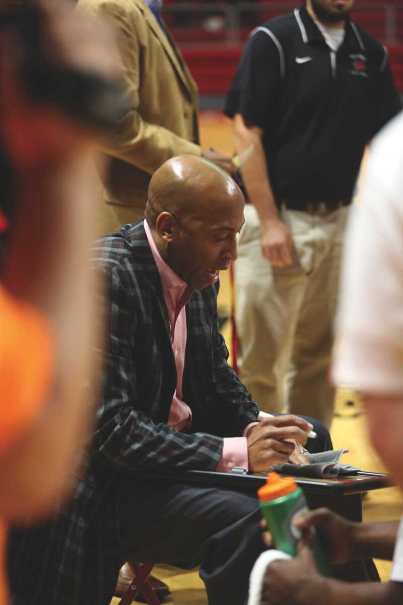 Rick Ray leads basketball team by being a mentor to players