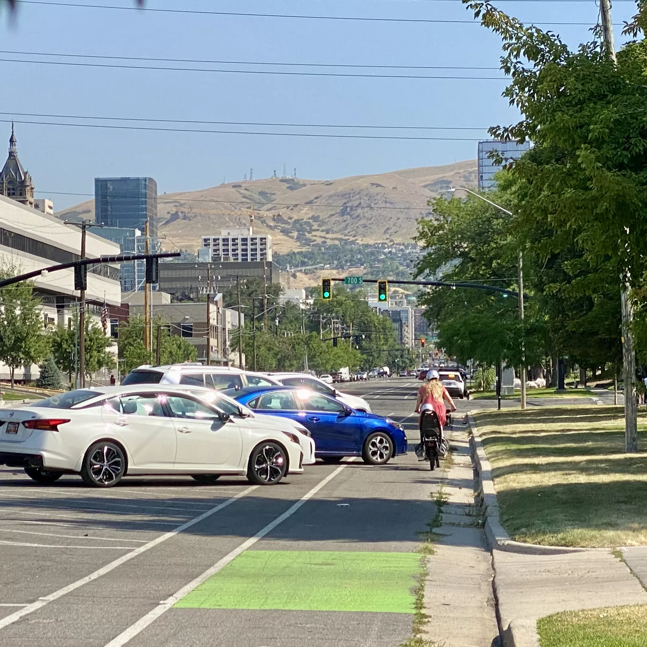 Bill prohibiting drivers from blocking bike lanes earns unan...