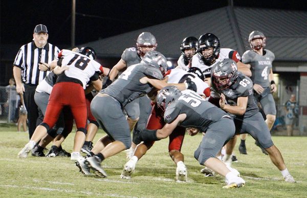 Oscar extends his stay in Nevada for another year after a 27-7 victory...