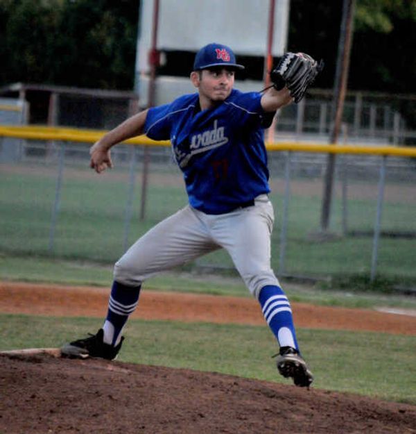 Griffons undone by longball, drop two of three on Parent Weekend