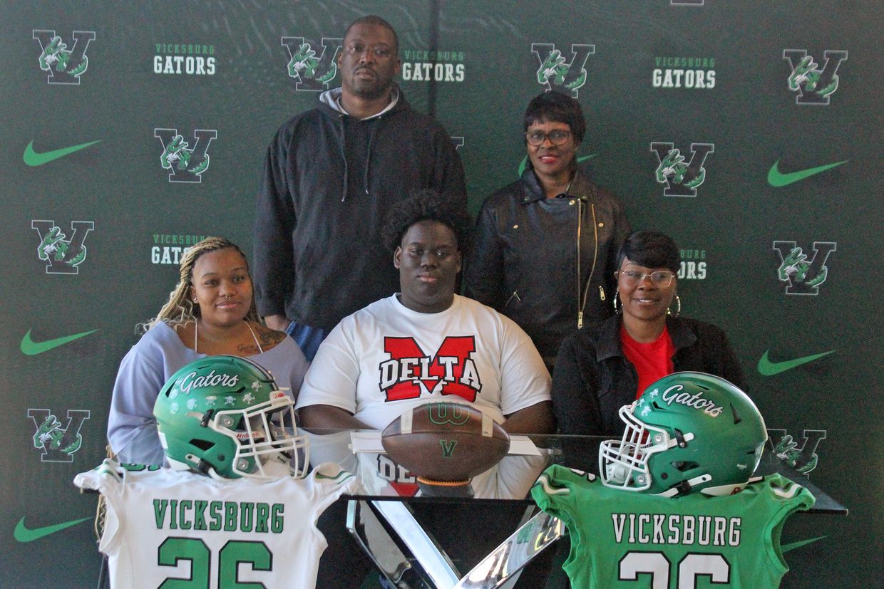 Six Gators sign to play college football