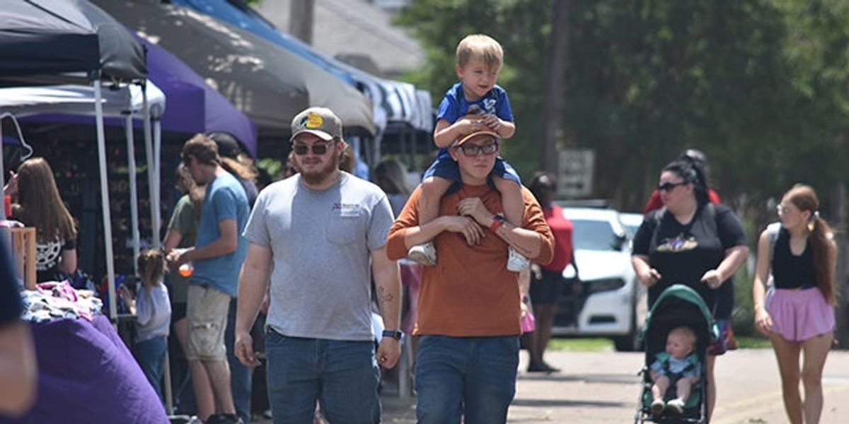 Spring Flea Market draws a crowd